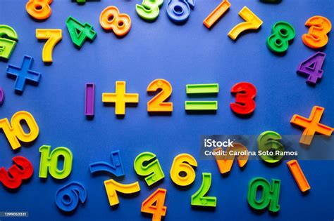 하나 더하기 둘의 합계입니다 파란색 배경에 색이 있는 숫자 숫자에 대한 스톡 사진 및 기타 이미지 숫자 플라스틱 자석 Istock