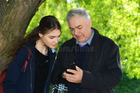 T O Con Su Sobrina Foto De Archivo Imagen De Tel Fonos