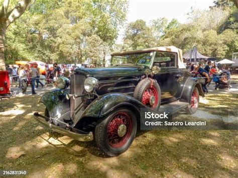 오래 된 1934 쉐보레 마스터 로드스터 컨버터블 공원의 클래식 자동차 쇼에서 나무 아래 1930 1939 년에 대한 스톡 사진 및 기타 이미지 1930 1939 년