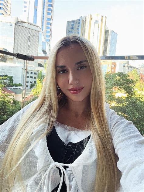 Schreiber Powiększyła Piersi Teraz Się żali