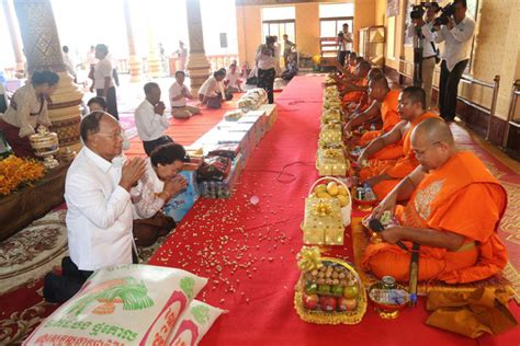 សម្តេច ហេង សំរិន និងលោកជំទាវ អញ្ជើញចូលរួមសូត្រមន្តបង្សុកូលរាប់បាត្រព្រះសង្ឃ