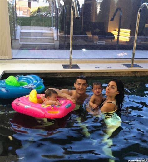 عکس مسی با زنش در استخر
