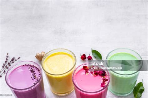 다채로운 라떼 커피 또는 차 블루 스피룰리나 심황과 말차 0명에 대한 스톡 사진 및 기타 이미지 0명 강황 과일 Istock