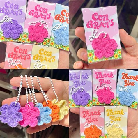 พวงกุญแจ ดอกไม้ไหมพรม ราคาต่อชิ้น มี6สี มีการ์ดให้เลือก Giveaway ของขวัญปัจฉิม ของแถมลูกค้า ของ