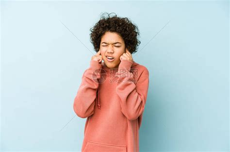 非裔美国小男孩用双手孤高清图片下载 正版图片504078062 摄图网