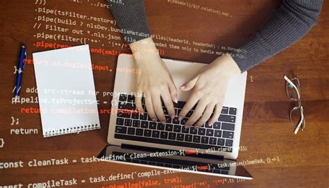 Chica Programadora En Casa Escribe Código De Programación En Pantalla