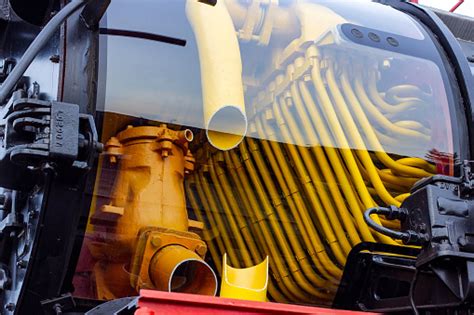 기차역에서 오래된 검은 색과 빨간색 복고풍 증기 기관차 내부 파이프에 보기 철도에 머무르는 빈티지 열차 0명에 대한 스톡 사진