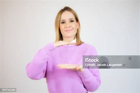 흰색 배경에 고립 된 제품 이나 서명 텍스트에 대 한 뭔가 또는 복사 공간을 보여주는 웃는 여자의 초상화 광고에 대한 스톡 사진 및 기타 이미지 Istock