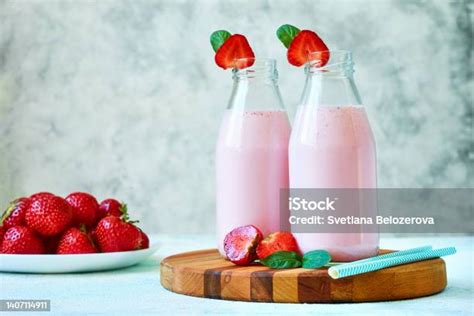 클로즈업 딸기 스무디 또는 밀크 셰이크를 유리 병에 넣고 파란색 콘크리트 배경에 열매를 곁들입니다 건강한 식생활에 대한 스톡 사진 및 기타 이미지 Istock