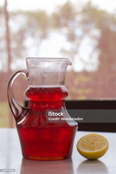 유리 디캔터에 빨간색 설탕에 절인 과일 딸기와 과일에서 여름 음료 테이블 옆에는 과일 음료의 재료가 있습니다 0명에 대한 스톡 사진 및 기타 이미지 Istock