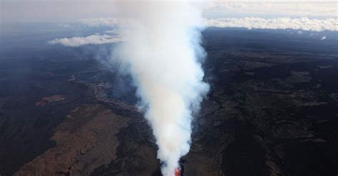 용암과 연기 솟아오르는 하와이 마우나 로아 화산
