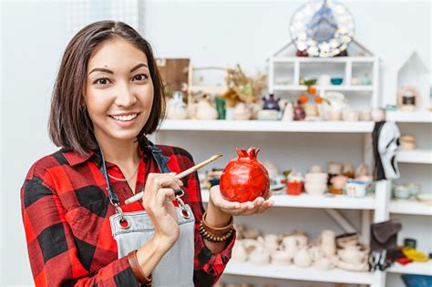 작업장에서 장식 도자기를 브러시로 앞치마 페인트를 작업하는 여성 예술가 30 34세에 대한 스톡 사진 및 기타 이미지 30 34세 공예 공예 제품 Istock