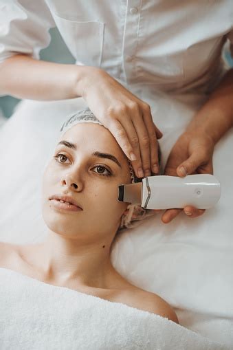 여성의 얼굴은 전문 미용사의 손에서 초음파 얼굴 클렌징을받습니다 페이셜 스킨케어 뷰티 페이스 피부과 미용 미용 절차 뷰티 스파에 대한 스톡 사진 및 기타 이미지 Istock