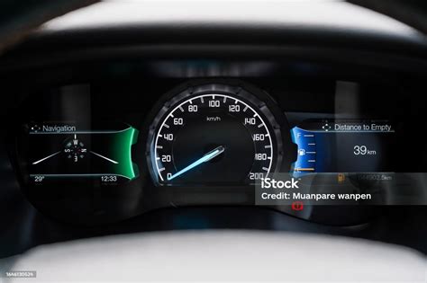 자동차 계기판 야간 자동차 속도 모터 자동차 대시 보드 현대 자동차 제어 조명 패널 속도 디스플레이 속도에 대한 스톡 사진 및