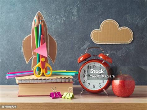 로켓 연필 사과 알람 시계 칠판 배경 위에 나무 탁자 위에 있는 책이 있는 학교 개념으로 돌아갑니다 0명에 대한 스톡 사진 및 기타 이미지 Istock