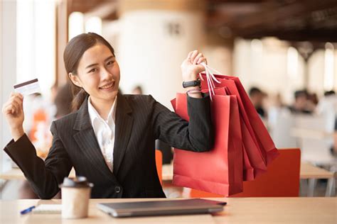 검은 드레스를 입은 여자 빨간 종이 봉지를 들고 쇼핑 센터에서가 게에 걸어 가방에 대한 스톡 사진 및 기타 이미지 가방 갈색 머리 검은색 Istock