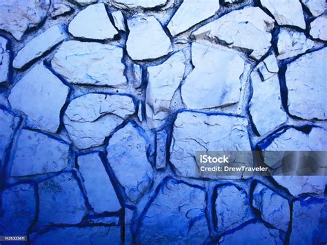 밤 암벽 성 요새 배경 돌 벽 빈티지 고대 고딕 양식의 중세 요새 장벽 배경 그림자 고딕 양식의 저녁 빛 0명에 대한 스톡 사진 및 기타 이미지 Istock