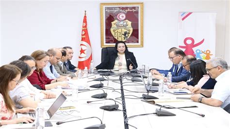 جلسة عمل حول تقدم تنفيذ برامج وزارة الأسرة ومشاريعها في مجال الطفولة
