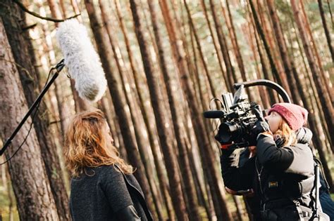 장면 뒤에 영화 승무원 팀은 야외 위치에 동영상 장면을 촬영 그룹 시네마 세트 개체 그룹에 대한 스톡 사진 및 기타 이미지 개체 그룹 배우 팀워크 Istock