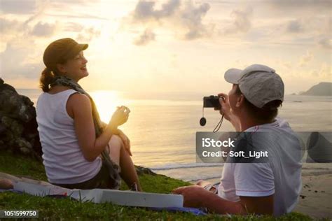 명랑 커플 해변에 앉아서 피자를 먹는 동안 함께 좋은 시간을 보내고 2명에 대한 스톡 사진 및 기타 이미지 2명 긍정적인 감정 표현 남자 Istock