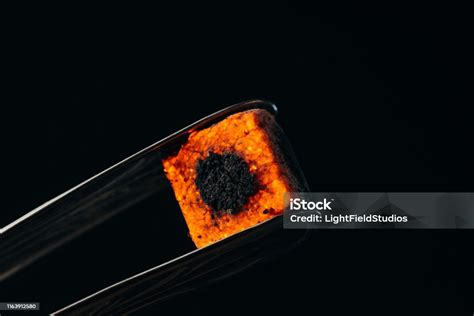 Hookah 집게 고 뜨거운 석탄 고립 에 검정 0명에 대한 스톡 사진 및 기타 이미지 0명 검정색 배경 사진 이미지 Istock
