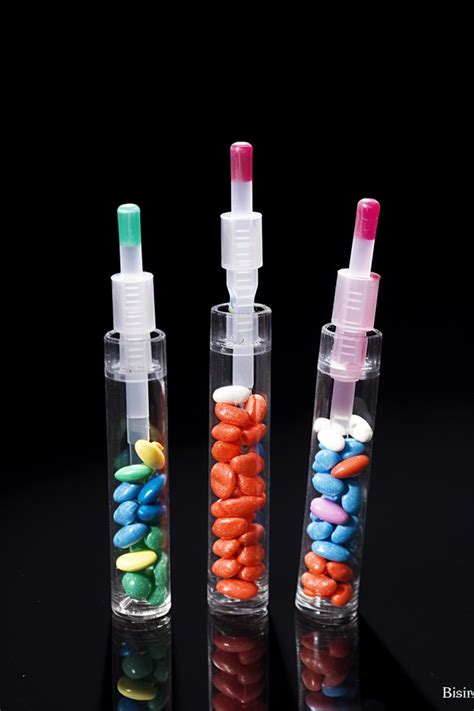 주사기와 알약 배경 배경 화면 및 일러스트 무료 다운로드 Pngtree