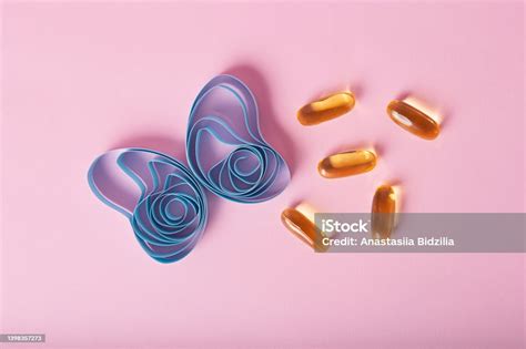 캡슐을 가진 종이 갑상선의 정상보기 세계 갑상선 일 개념 5월에 대한 스톡 사진 및 기타 이미지 5월 갑상샘 갑상샘기능 저하증 Istock