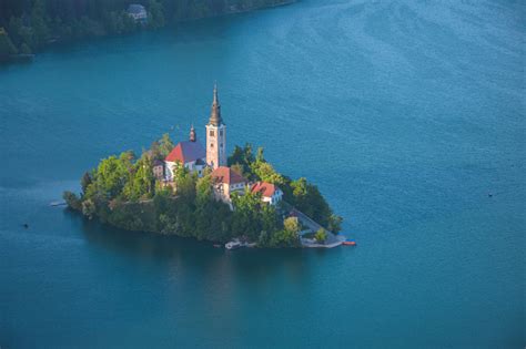 블레드 호수와 줄리안 알프스호수의 공중 전경 호수 섬과 슬로베니아의 유명한 관광 명소인 메리의 가정에 헌정된 매력적인 작은 교회