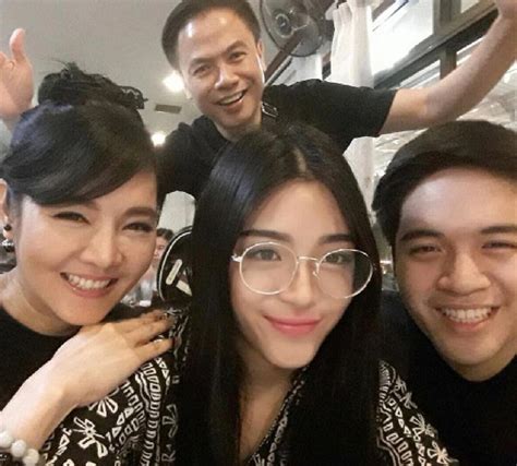 หลายคนไม่เคยเห็น เปิดภาพทายาท หมู ดิลก ทองวัฒนา ล่าสุดโตเป็นหนุ่ม เป็นสาว บอกเลยว่าสวย