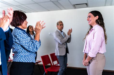 동료들이 사무실에서 회의에 박수를 보내는 동안 프레젠테이션을 하는 중년 여성 30 34세에 대한 스톡 사진 및 기타 이미지 30 34세 강사 개인 지도 교사 Istock