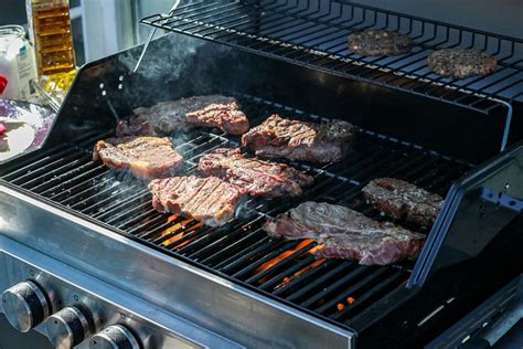 Which Grill Is Better Gas Or Charcoal Pros And Cons