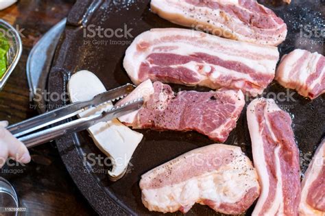 한국 식당에서 돼지고기 볶음 요리 양상추와 철판에서 신선 하 고 맛 있는 한국 음식 클로즈업 복사 공간 라이프 스타일 0명에 대한 스톡 사진 및 기타 이미지 Istock