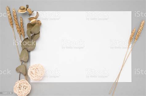 흰색 초대 카드 는 중립 테이블에 말린 유칼립투스와 황금 귀 장식모형 5x7 비율 A6 A5와 유사 0명에 대한 스톡 사진 및