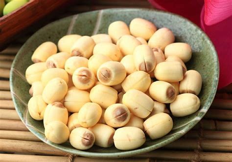 蓮子 產季 6 10 月，7、8 月盛產 ⬛ 表皮乳白略鵝黃、蒂頭淺褐為佳。顏色太白可能漂白過。外觀變黑或臭不要買。 ⬛ 長粒種帶淺粉紅