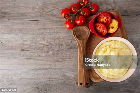 으깬된 감자 튀긴된 야채 두 빨간 냄비 고추 그리고 파 슬 리입니다 포크 나이프와 스푼입니다 나무 배경입니다 수평 프레임입니다 공간에 복사 합니다 0명에 대한 스톡 사진 및