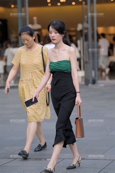 路人街拍一字抹胸长裙的小姐姐