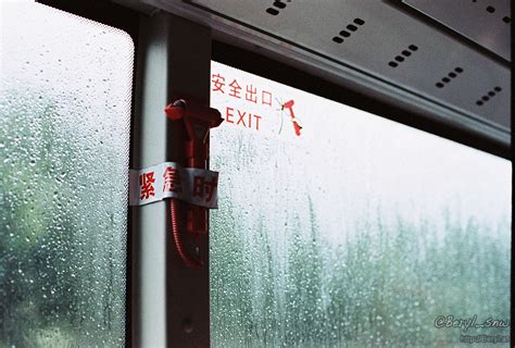 무료 이미지 감기 빛 창문 유리 젖은 도시의 벽 후지 필름 기호 빨간 색깔 니콘 간판 조명 버스 비오는 50mm F14 니코르 800