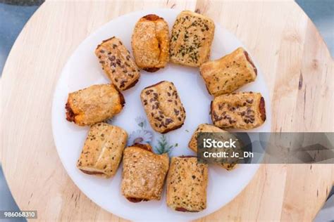 참 깨와 이탈리아 패스트리 Sobrasada와 나무 테이블에 흰 접시에 치즈와 박제 0명에 대한 스톡 사진 및 기타 이미지 0명 갈색 곡초류 Istock