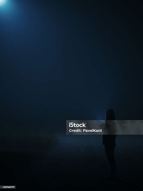 짙은 젖은 안개에 밤 도시 밤에 도로를 따라 걷는 손전등 남자의 실루엣 신비한 어두운 풍경 필름 토닝 20 24세에 대한 스톡 사진 및 기타 이미지 Istock