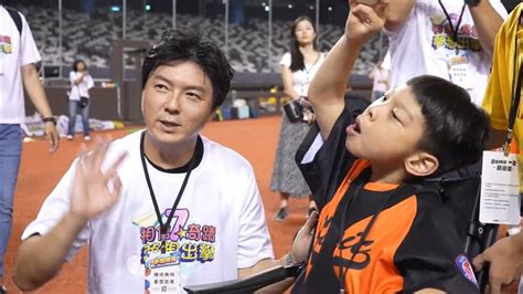 林威助超暖心 陪伴身障孩童登大巨蛋圓夢 鏡週刊 Mirror Media