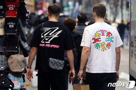 올 들어 가장 더운 날씨반팔 입은 외국인 관광객 네이트 뉴스