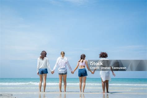 해변에서 즐거운 시간을 보내는 행복한 친구들 야외 햇살이 내리쬐는 휴가 함께 놀이 시간 International Day Of