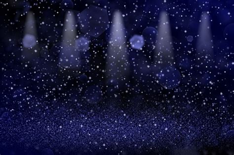 블루 멋진 반짝 반짝 조명 Defocused 무대 조명 Bokeh 추상 배경으로 불꽃 비행 유쾌한 이랑 질감 콘텐츠에 대 한 빈 공간을 0명에 대한 스톡 사진 및 기타