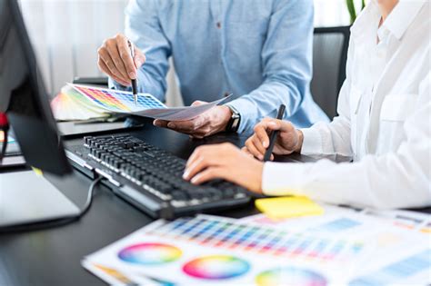 새로운 프로젝트에 대한 브레인스토밍 및 랩톱 사용에 컬러 차트 문서를 작업하는 팀 그래픽 디자이너 2명에 대한 스톡 사진 및 기타 이미지 Istock