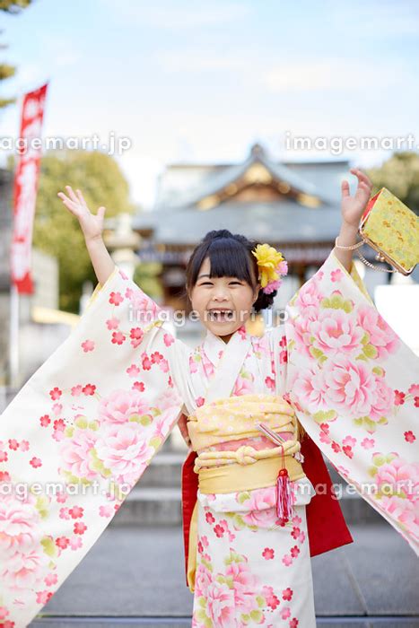 七五三のお参りをする日本人の女の子の写真素材 [194834335] イメージマート