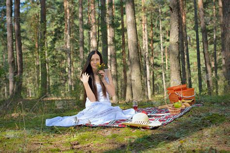 美丽性感的女人与花的肖像 美丽性感的女人与花的肖像