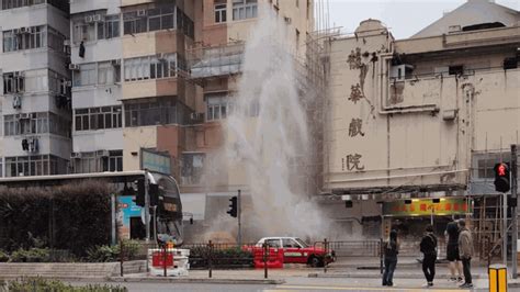 荃灣楊屋道爆水管 逾20米高鹹水直沖半空 星島日報