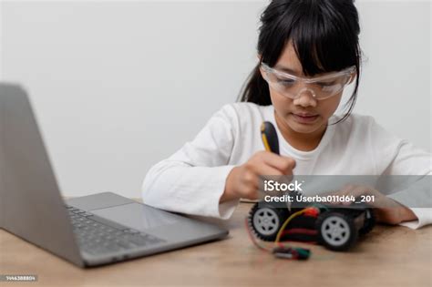 아시아 학생들은 집에서 Stem Steam 수학 공학 과학 기술 컴퓨터 코드 아이들을위한 로봇 공학 개념의 로봇 자동차 및 전자 보드 케이블 코딩을 배웁니다 8 9 살에