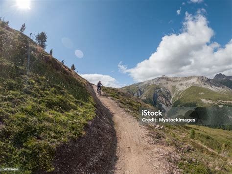 남성 산악 자전거 타는 사람이 산을 타고 내려와 공간을 복사합니다 산에서 즐기는 여름 활동 25 29세에 대한 스톡 사진 및 기타 이미지 Istock