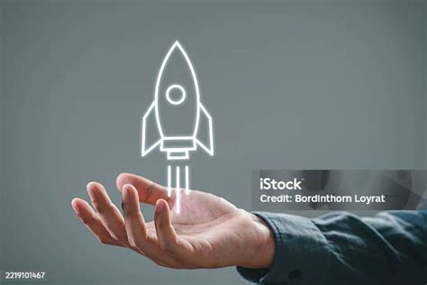 로켓 일러스트레이션을 들고 있는 손은 창의적인 비즈니스 맥락에서 혁신 성장 및 야심 찬 꿈을 상징합니다 개념에 대한 스톡 사진 및 기타 이미지 Istock